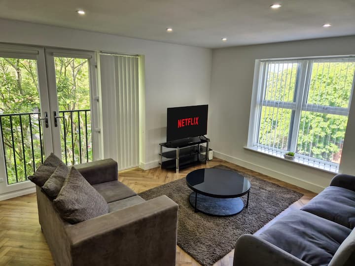 Spacious City Apartment | Free Parking - West Midlands
