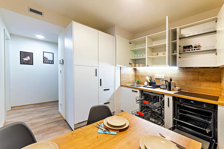 Smart 2-bedroom Apartment For 4 By Andel Metro - Praga