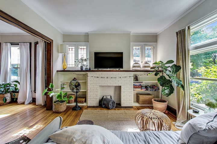 4 Bed/1.5 Bath Townhouse In Flw Historic District! - Oak Park, IL