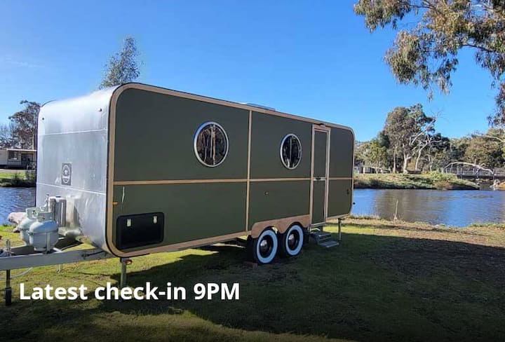 Retro Caravan, Bathroom (Hv2) - Stawell