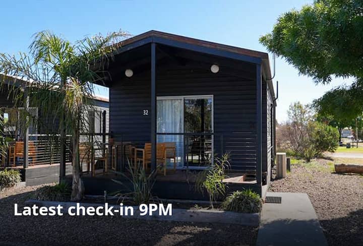 1 Queen, 2 Queen Bunks (C32) - Stawell