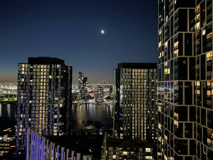 Stunning 2 Bedroom High Floor Water View Apartment - Williamstown