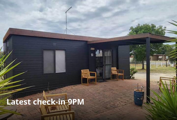 1 Queen, 2 Bunks, Bathroom (C53) - Stawell