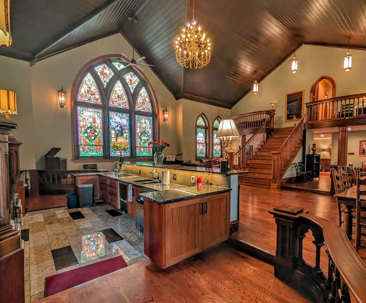 Luxury Retreat, Hot Tub,en-suite Bath, Location+ - St. Louis, MO