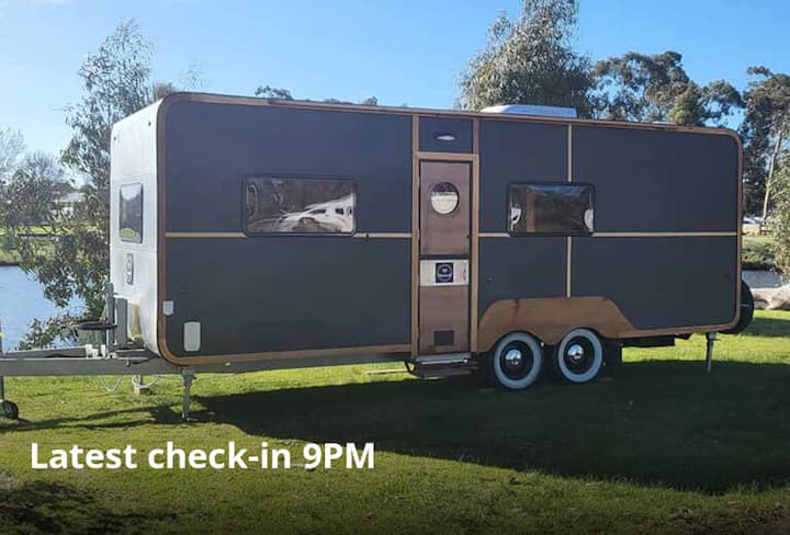 Retro Caravan, Bathroom (Hv1) - Stawell
