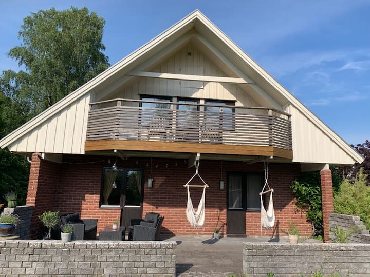 Rymlig Villa I Skrea - Falkenberg