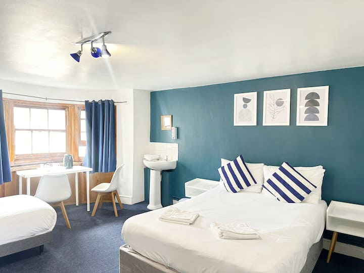 Number 75 - Triple Room With Private Bathroom - Brighton