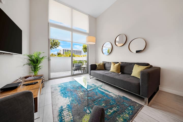 Relax With Pool, Gym, Balcony In Design District - Miami