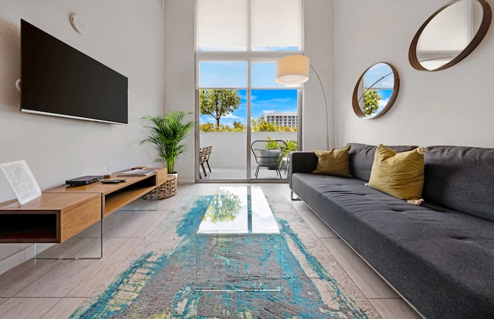 Relax With Pool, Gym, Balcony In Design District - Miami