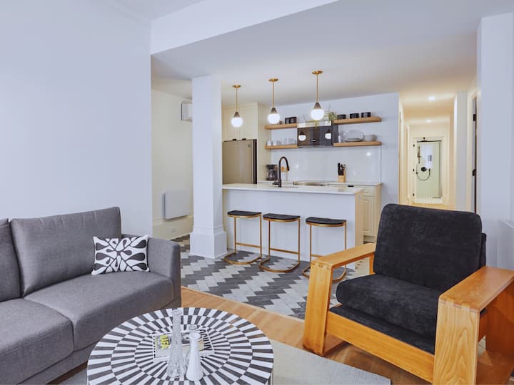 Appartement 4 Ch. Montreal Centre + Stationnement - Montréal, QC
