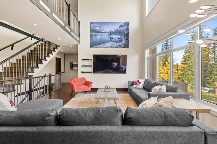 5,000 Sf Luxury Home + Amazing Amenities - Hinton