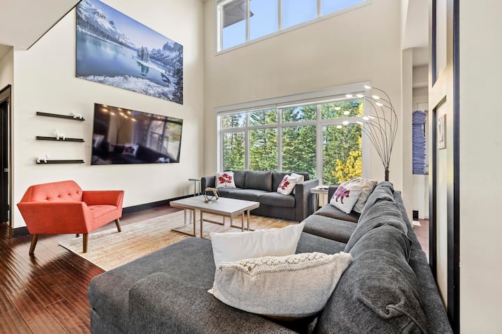 4,000 Sq Ft Luxury Home With Amazing Amenities - Canada