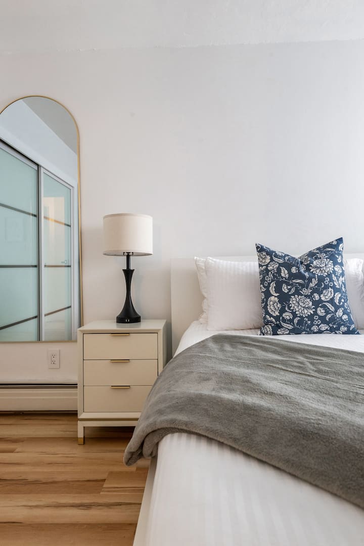 Peaceful Dt Condo |   Saddledome  |  Heatedparking - Calgary