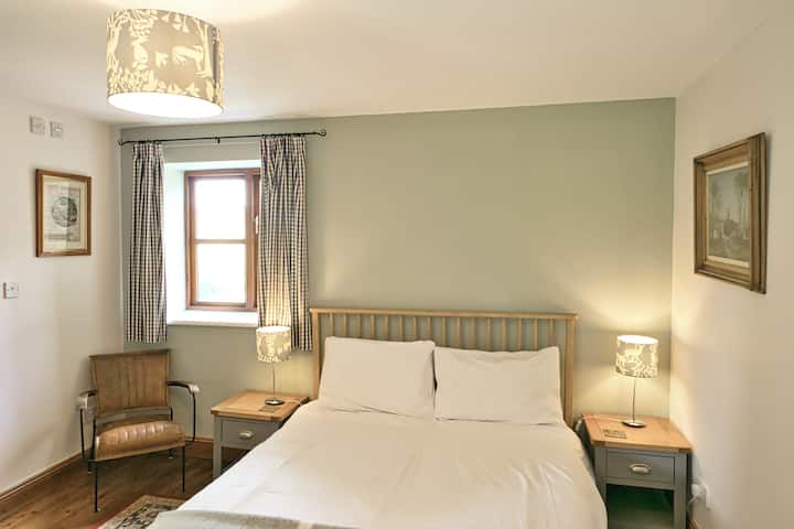 Chained Oak Double En-suite Room - Alton