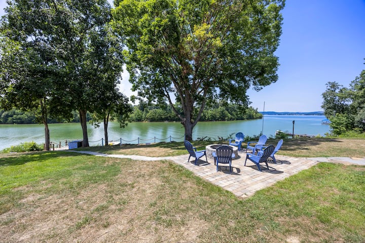 Douglas Lake Lakefront Luxury - Dandridge, TN