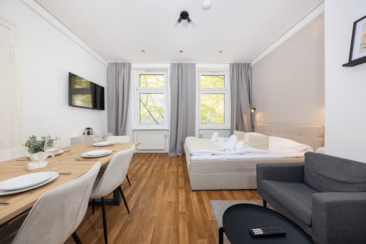 4 Rooms/ Big Kitchen/ Balcon/ At Maybachufer - 베를린