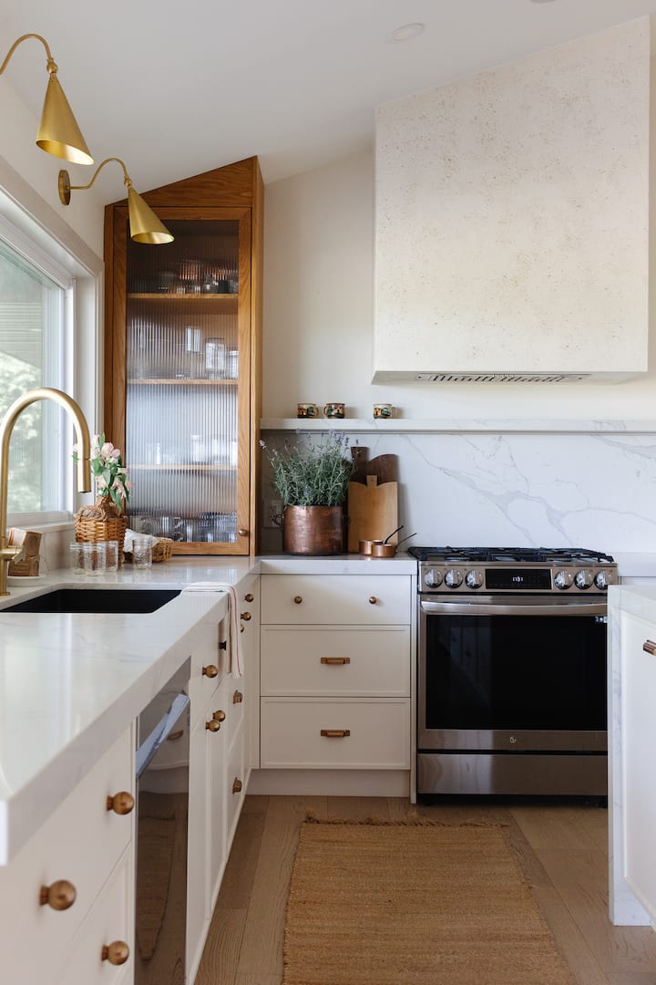 The White House: Cozy Escape - Hamilton