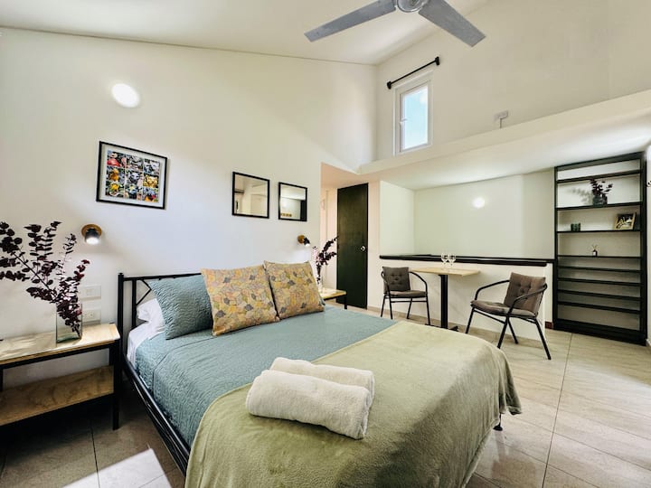 Your Retreat | Foodie Spot | Cozy Balcony Apt - Cali