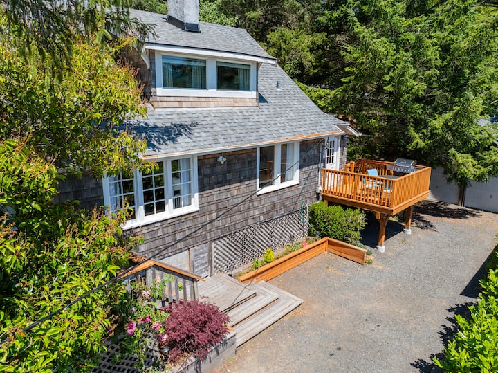 Capt'n John's Cottage, Short Walk To The Beach! - Cannon Beach, OR