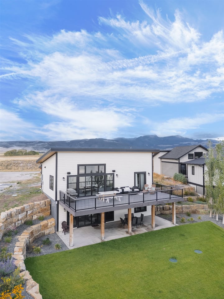 Angler's Landing | Lakehouse With Panoramic Views - Ennis, MT