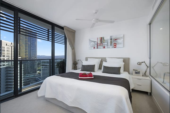 Oracle Skyview | Luxury 26th Floor Ocean Escape - Surfers Paradise