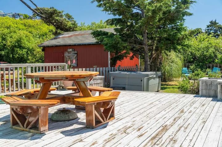 Fenced Yard | Hot Tub | Firepit| Steps To Downtown - Rockaway Beach, OR