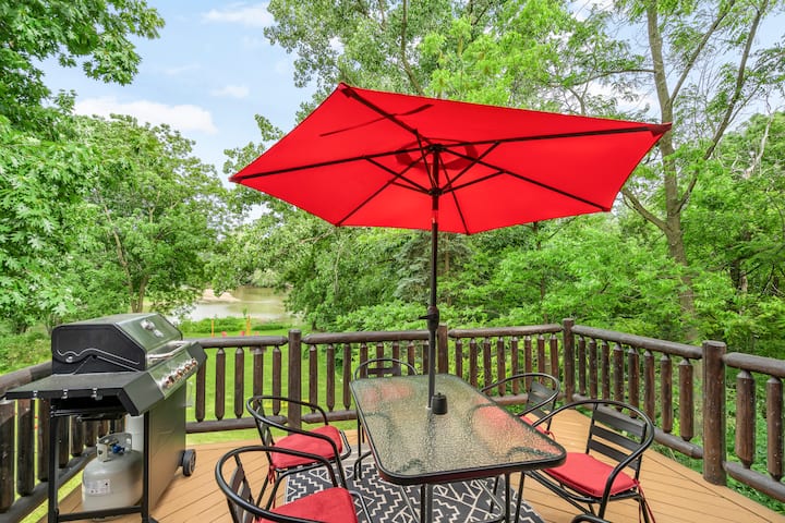 Riverside Cabin:hot Tub+sauna+king Beds Retreat - Rockford, IL
