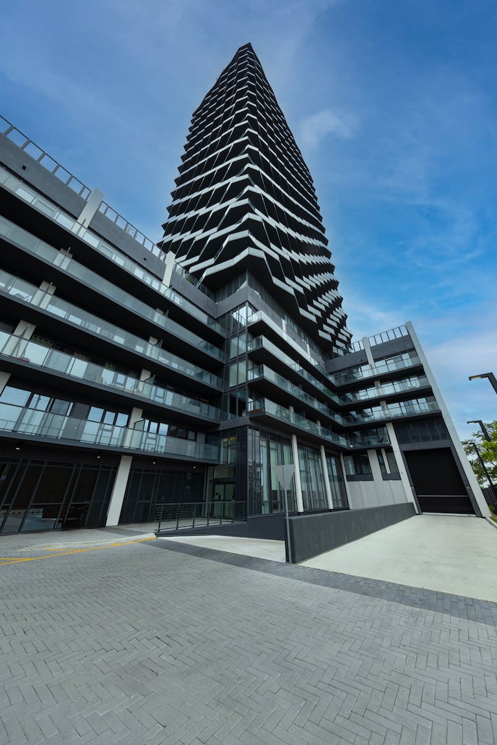 Contemporary 2br Condo + Gym + Free Parking - Toronto