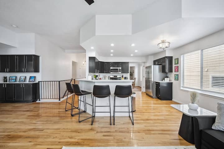 Bright & Spacious Arvada 4br | Sleeps 8 - Arvada, CO