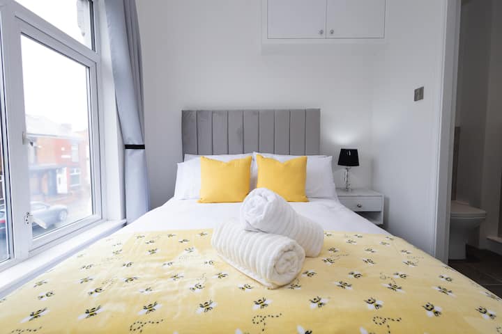 Stylish Flat A In Bolton – Central Stay, Sleeps 4 - Bolton