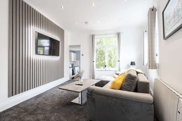 Stylish Flat A In Bolton – Central Stay, Sleeps 4 - Bolton, UK