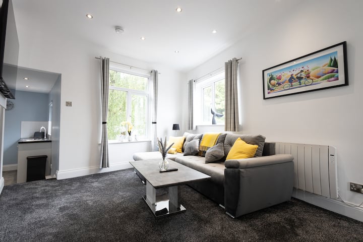 Stylish Bolton Boutique Flat A | Central Location - Bolton