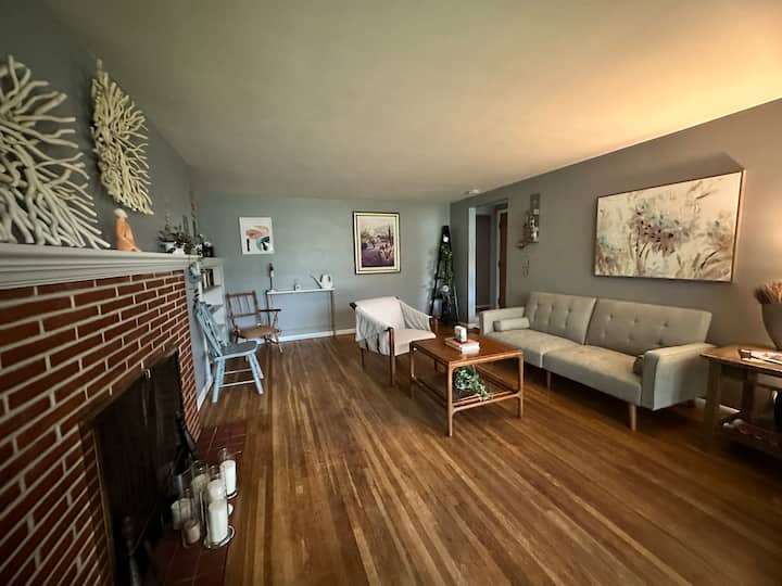 Cozy, Original 1950s Ranch Retreat - Mansfield, OH