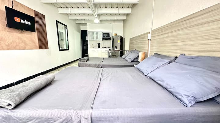 Amplio Loft Moderno En Laureles, Capacidad Para 4 - 麥德林