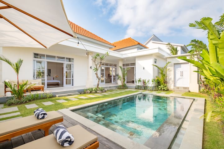 Spacious Japandi Villa • 300m² • Near Beaches - Canggu