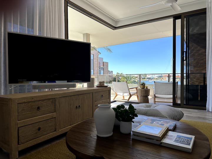 Chic 2 Bed Mooloolaba Unit  Luxury  Coastal Charm - Mooloolaba