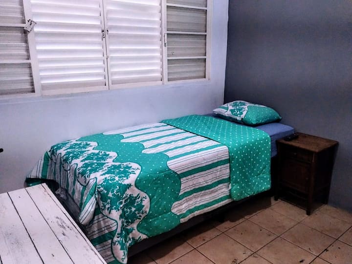 Bela Microcasa: Banheiro Privativo E Garagem Comum - Bauru