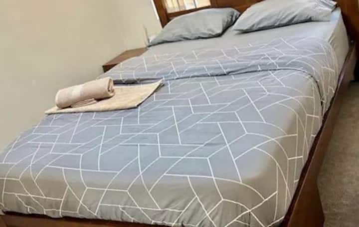 R3 Queensized Bed At The Ol’sharehouse - Perth, Australia