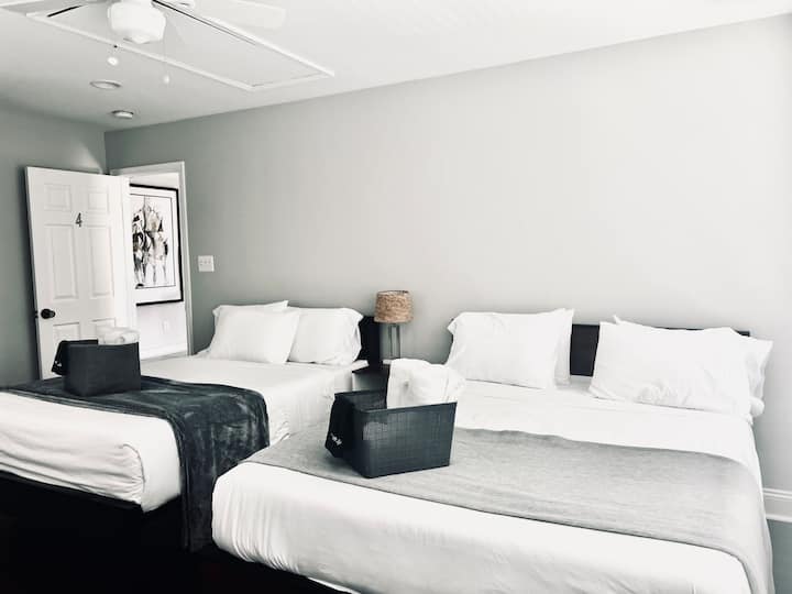 25 Lux Room 4: 2 Queen Beds/shared Bath/nonsmoking - Arlington, VA