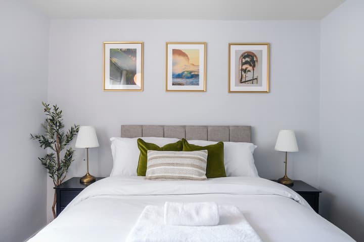 Charming 3-bedroom Townhouse With Coastal Elegance - Stevenage