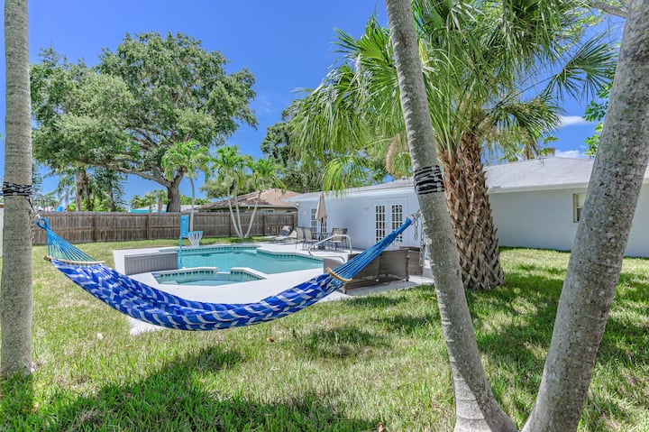 Blue Palm: Pool | Hot Tub | Beach | Outdoor Shower - Anna Maria Island, FL
