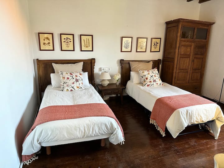 Poniente, Habitación Con Encanto, Dos Camas Y Baño - Comillas