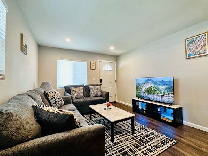 15 Minutes Away From Downtown | Entire Guest House - Indianapolis, IN