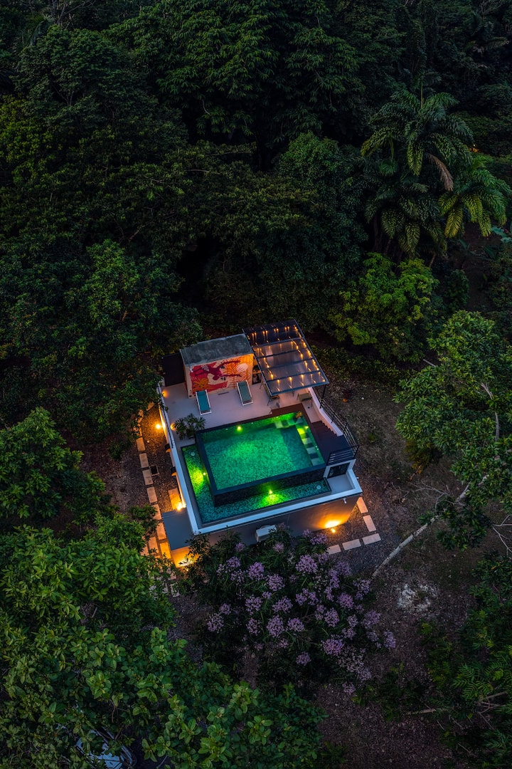 ÍCaro Arenal: Industrial Loft, Rooftop Pool! - Costa Rica