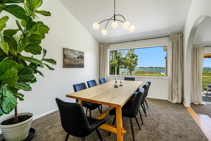 Casa Lobo Lakefront Getaway - Moses Lake, WA