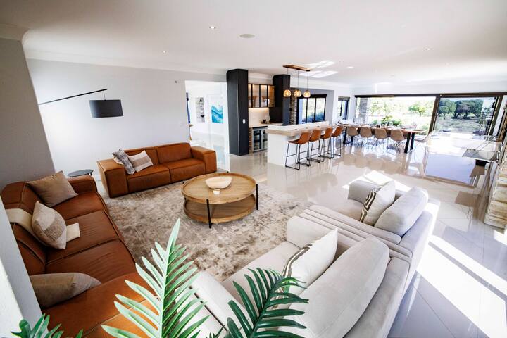 Ultimate Luxury Villa - 랑게반