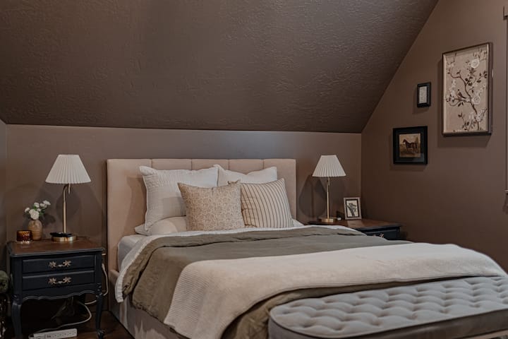 Pet Friendly Downtown Vintage House W/ Hot Tub! - Idaho Falls, ID