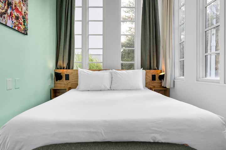 The Quisby Hotel: 2 Queen Room, Streetcar Outside! - New Orleans, LA