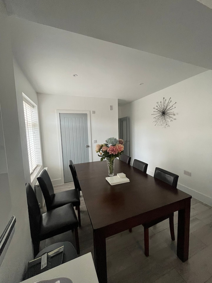 Modern 6 Beds 4 Bathroom Plus Living Space - Wiltshire