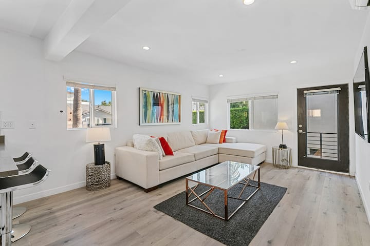 Central Chic 1br Apt + Sofa Bed, Parking, W/d - Los Angeles, CA